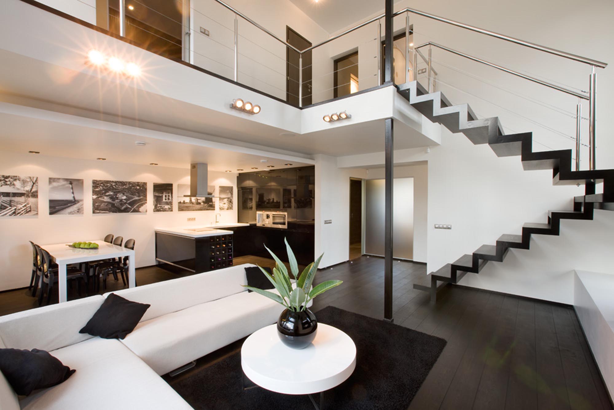 Must valge kodu Kakumäel – KUUP